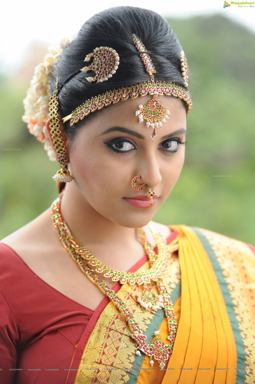 Rajasthani Bride Looking Stunning - Wedding Bride Rajputi Dress ...
