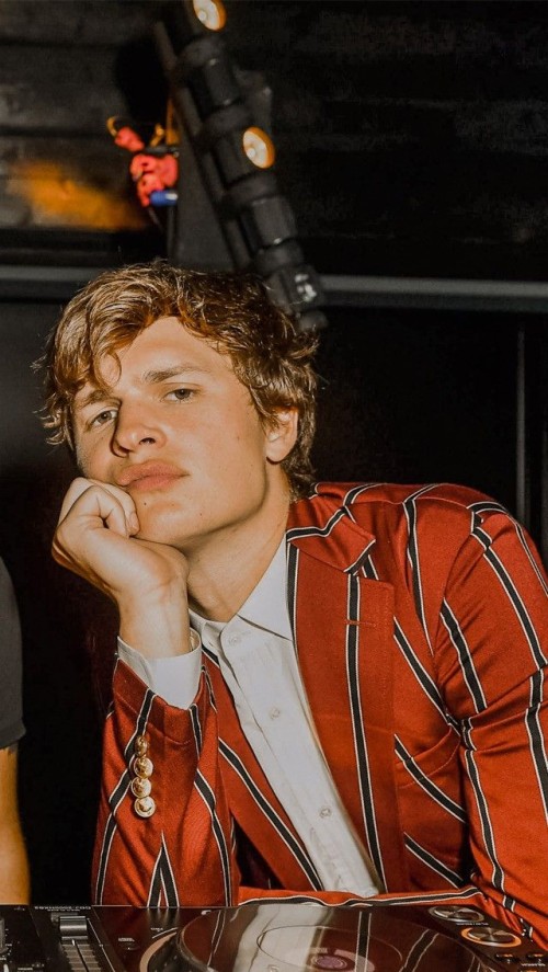 Ansel Elgort Lockscreen (#2833981) - HD Wallpaper & Backgrounds Download