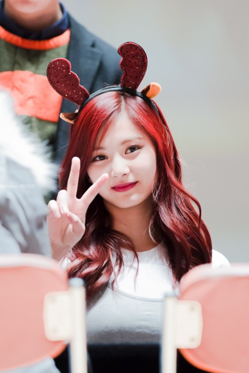 Twicezine Tzuyu (#2397598) - HD Wallpaper & Backgrounds Download