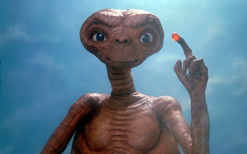 Alien With Long Finger (#3155398) - HD Wallpaper & Backgrounds Download