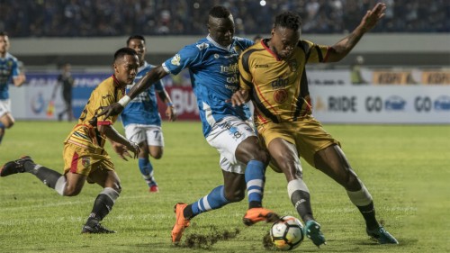 Kick Up A Soccer Ball (#2464469) - HD Wallpaper & Backgrounds Download