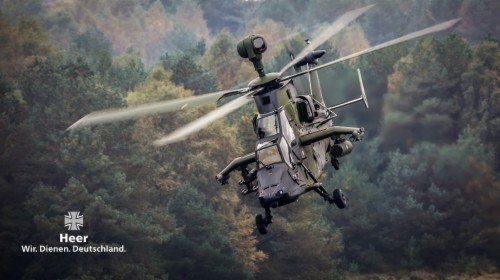 Drei Helikopter Fliegen Über Eine Wiese - Bundeswehr Hintergrund ...